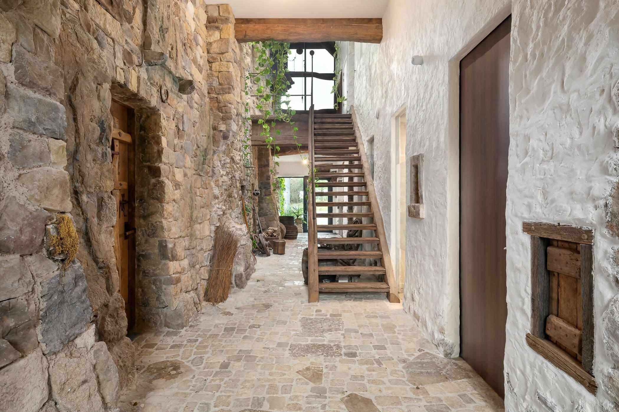 Middeleeuws interieur met prachtige natuurstenen | OBLY
