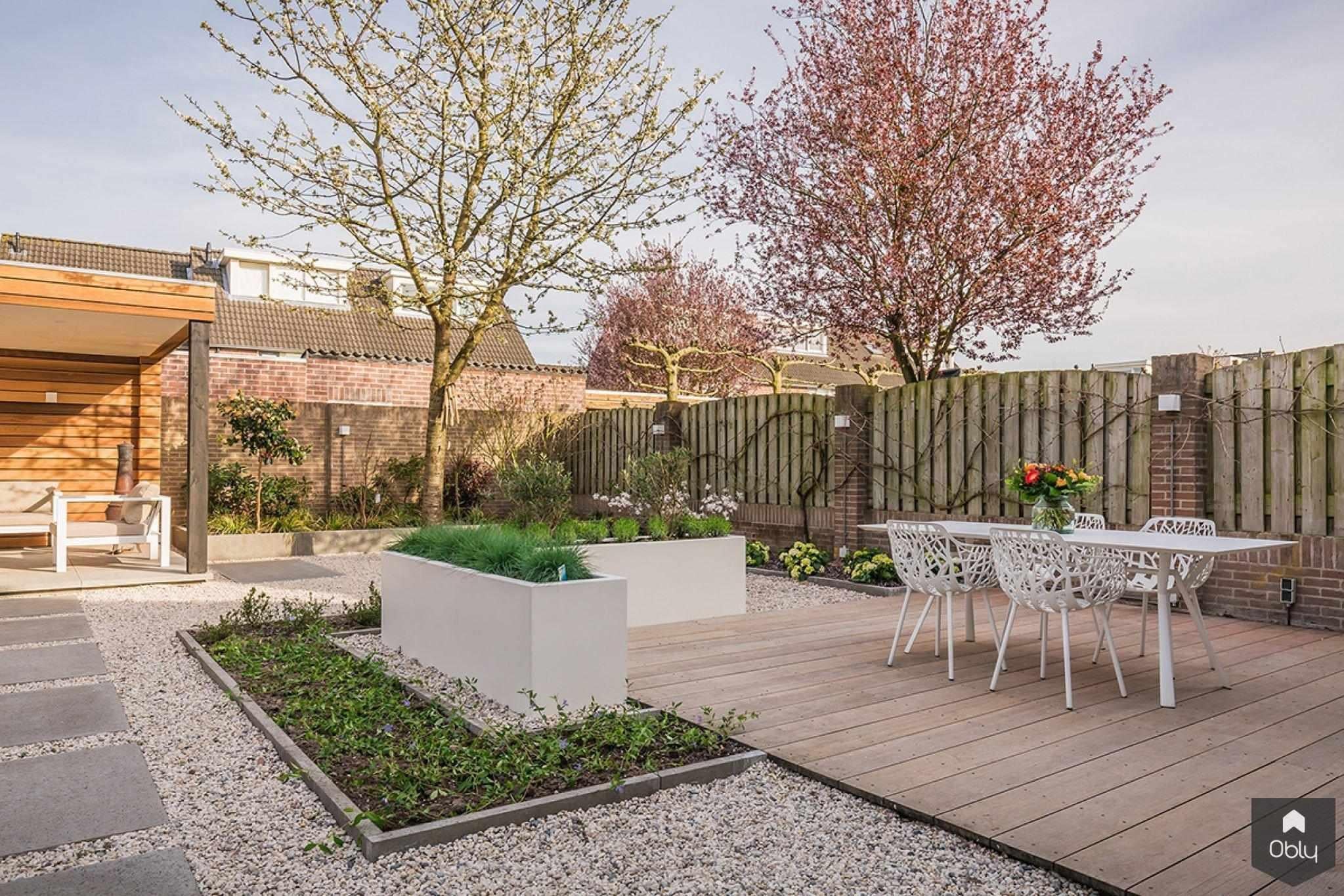 Grote tuin met moestuin