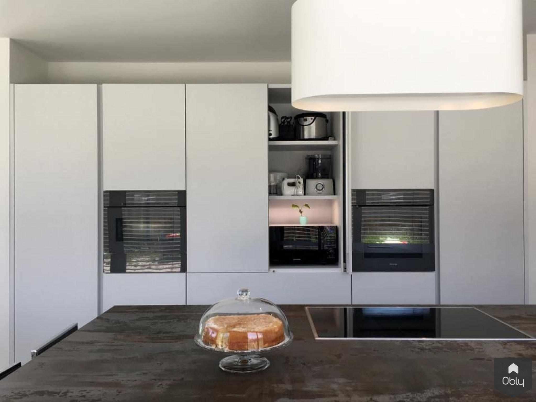 LEICHT keuken met hoge kastenwand en eiland | OBLY