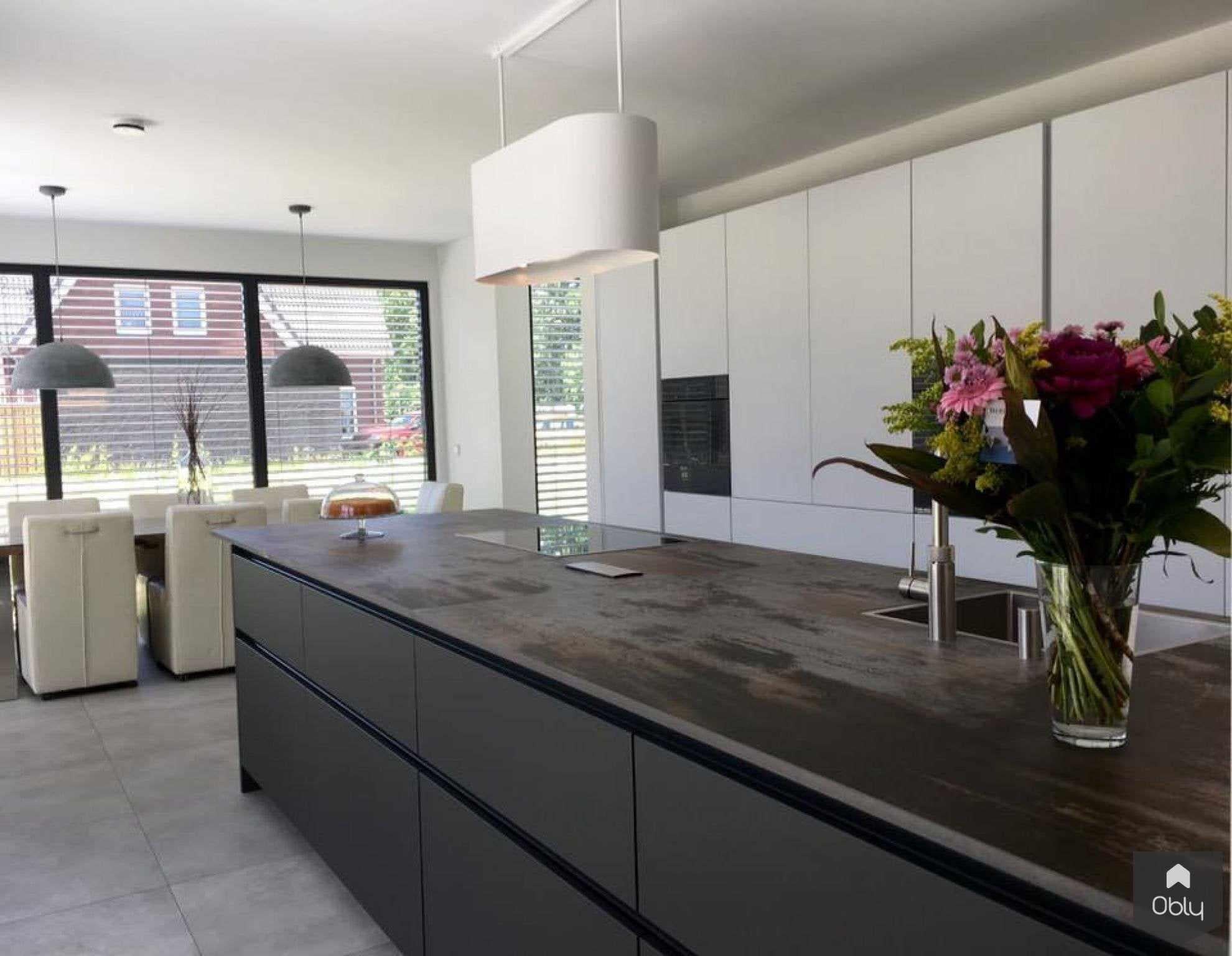 LEICHT keuken met hoge kastenwand en eiland | OBLY