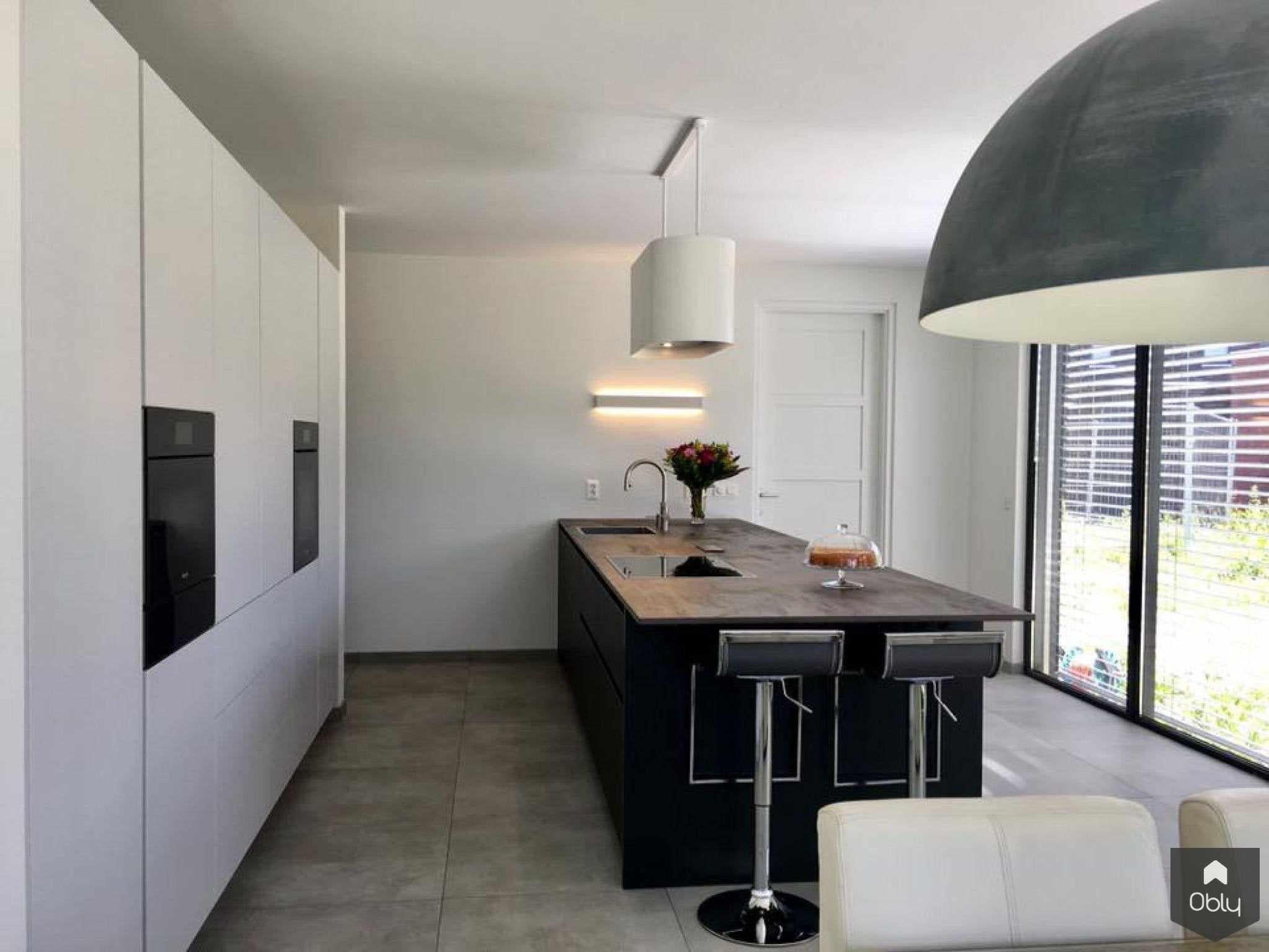 LEICHT keuken met hoge kastenwand en eiland | OBLY