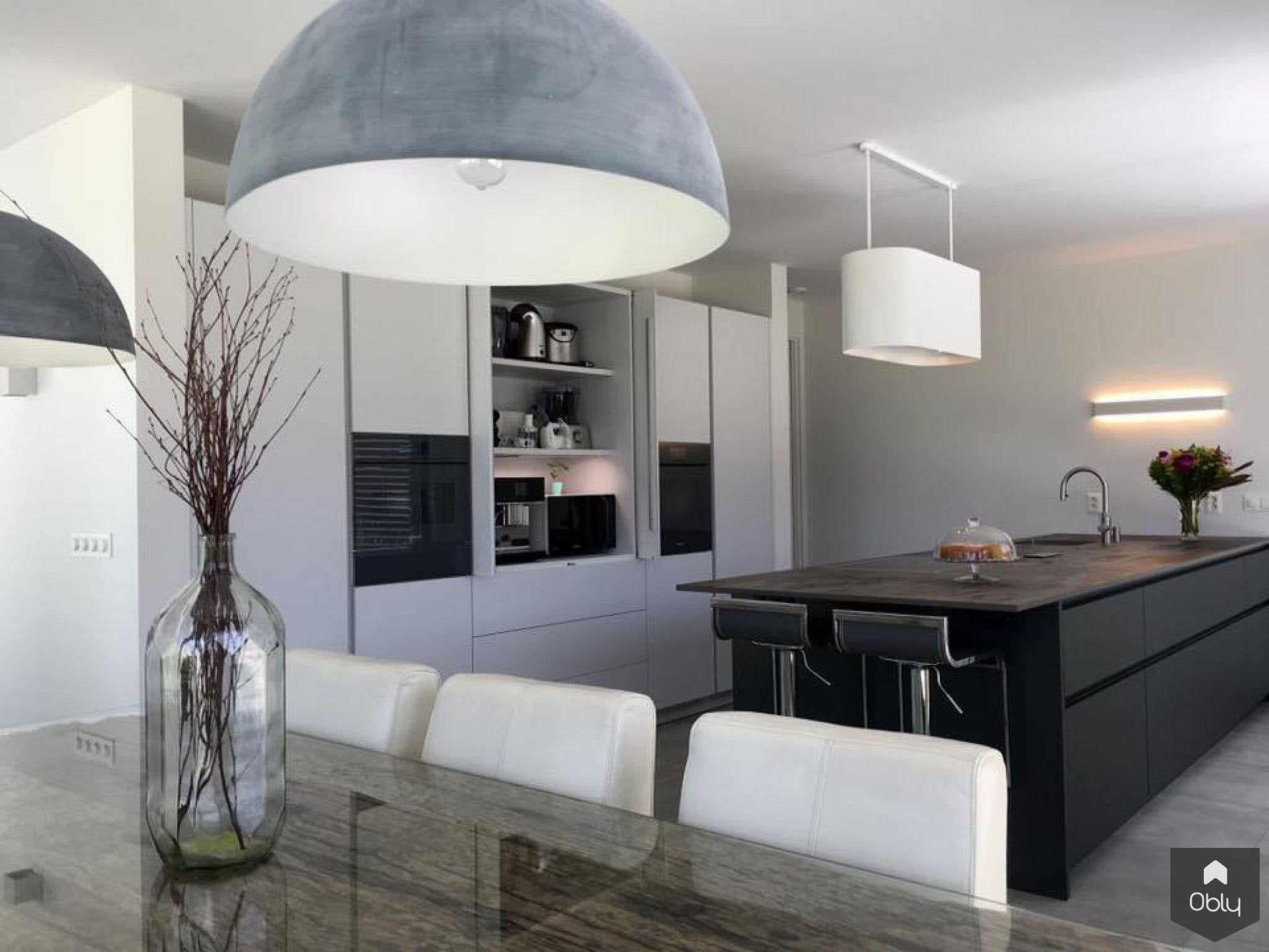 LEICHT keuken met hoge kastenwand en eiland | OBLY